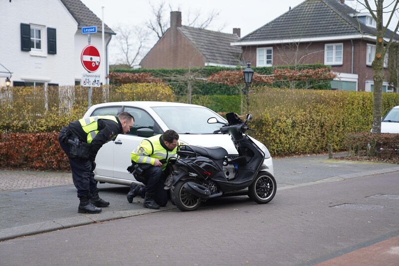 Twee gewonden bij botsing tussen auto en scooter in Haaren | Regio | BD.nl