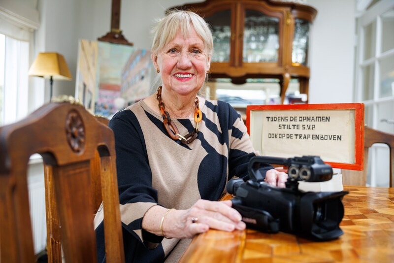 Gonny geniet van de camera, maar dat trapje in de kou brak de ‘moeder ...