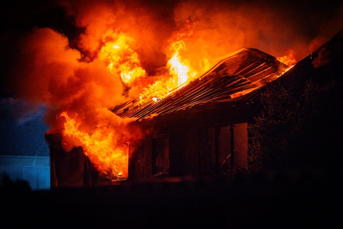 Vier woningen compleet verwoest door grote brand, 24 mensen kunnen niet ...