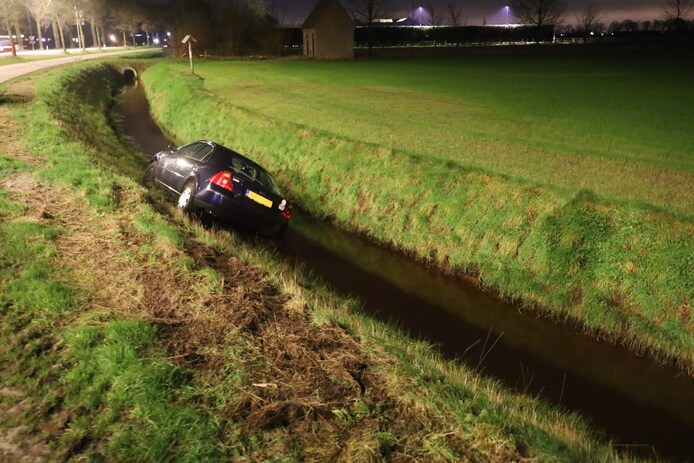 Auto in greppel in Venhorst, bestuurder is spoorloos | Boekel | bd.nl
