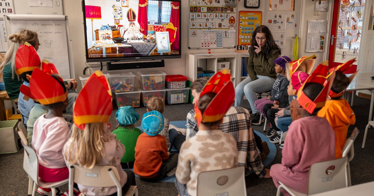 Juffen zijn te zien in eigen sinterklaasjournaal: ‘Op het schoolplein ...