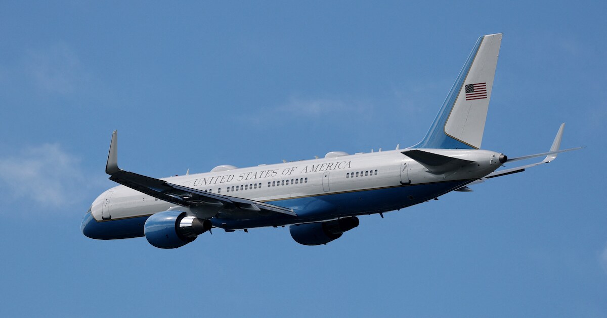 Vliegtuig met Amerikaanse minister van Defensie maakt noodlanding na ...