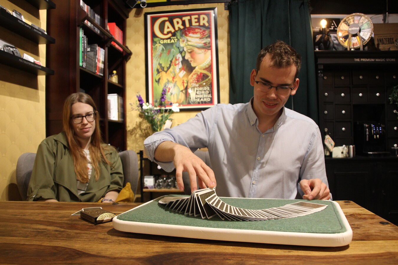 Sven Bosch timmert aan de weg vanuit zijn goochelwinkel in Veghel ...