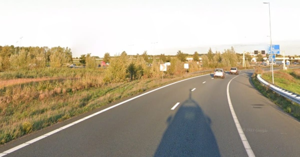 Opnieuw rijdt een auto het water in naast bocht van A59 naar A2 bij ...