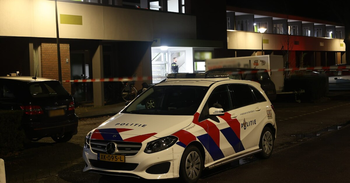 Man (23) dood gevonden in ‘overlastwoning’ Oss, twee vrouwen aangehouden: ‘Wij slapen ’s nachts ...