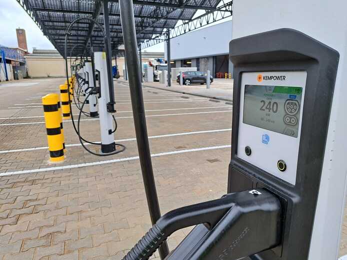 Negentien elektrische vuilniswagens tegelijk aan de stekker in Tilburg ...