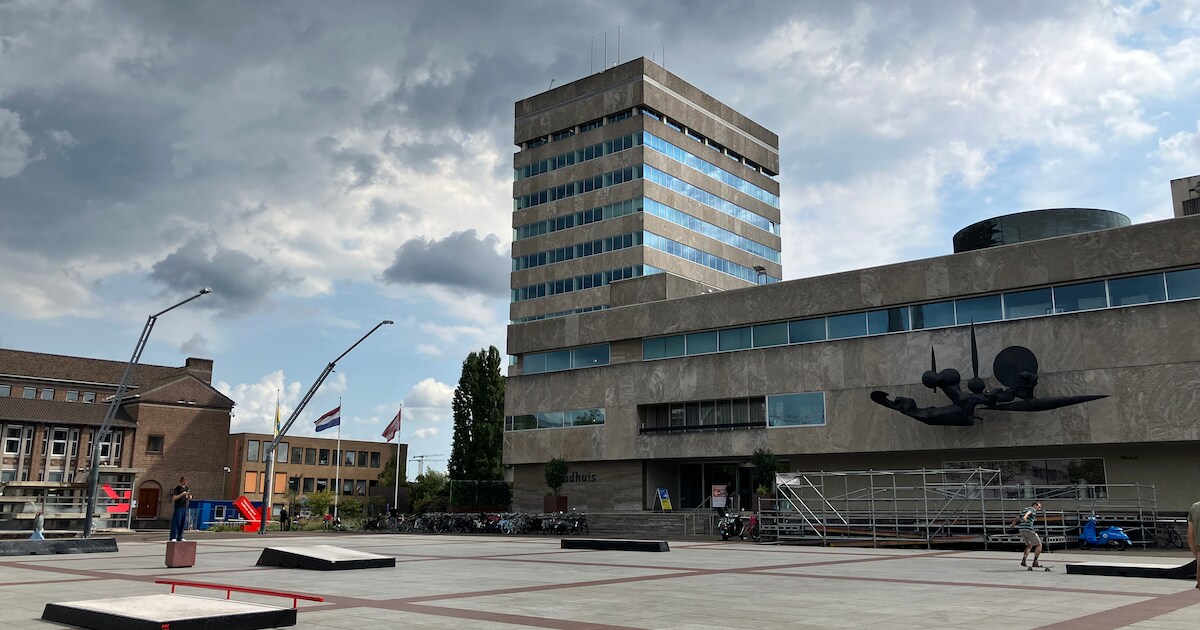 Steeds meer Eindhovense ambtenaren geven vaste baan op en laten zich ...