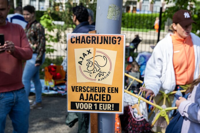 Hit op Koningsdag: bij Antonie (9) kun je voetbalplaatjes van Ajax ...