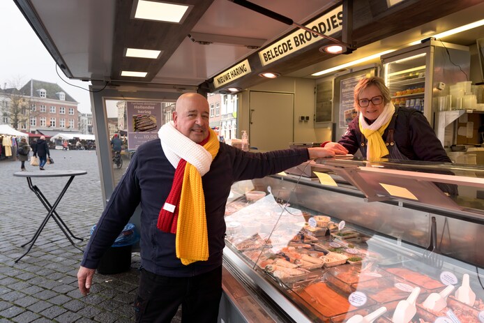 De viskraam van Carlo (59) en zus Margot (55) verdwijnt op de Markt met ...