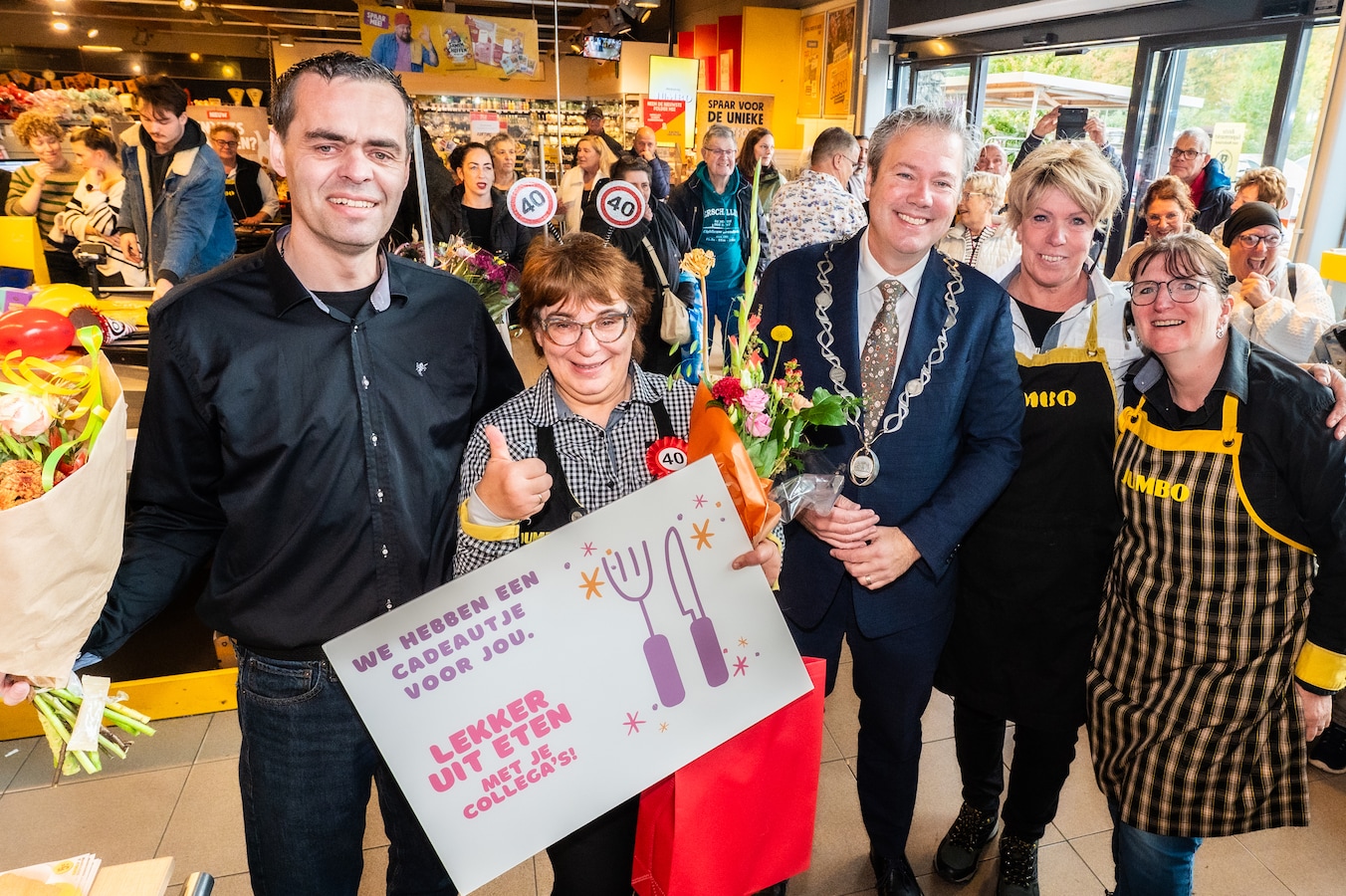 In polonaise tussen de kassa’s door want Netty (57) werkt al 40 jaar bij deze supermarkt ...