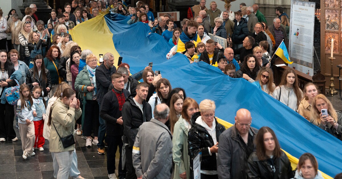 Sentimentele zang en immense vlag zorgen in Den Bosch voor ...