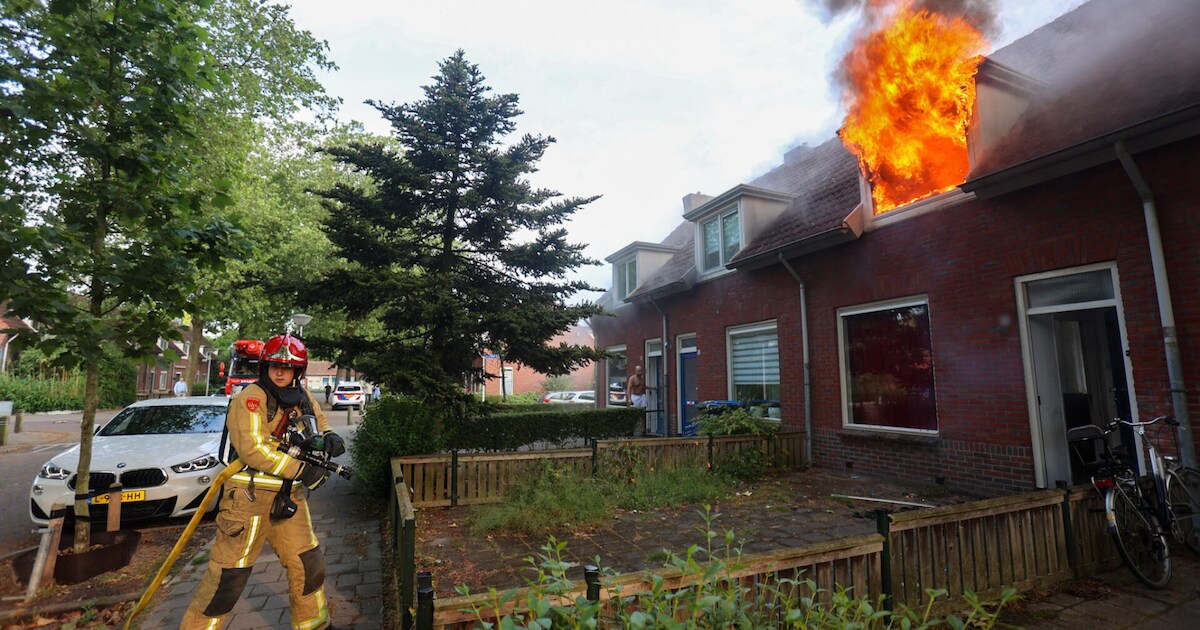 Brandweer blust uitslaande brand in woning Eindhoven, naastgelegen ...