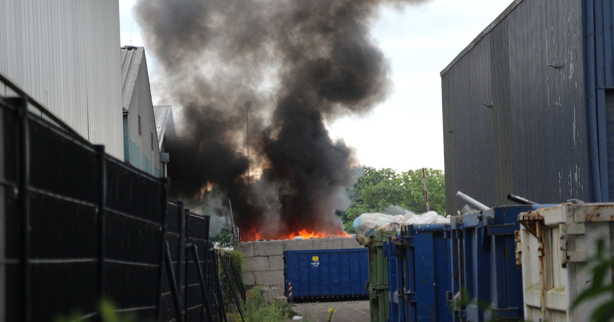 Brand bij afvalverwerkingsbedrijf in Oss snel onder controle | 112 ...