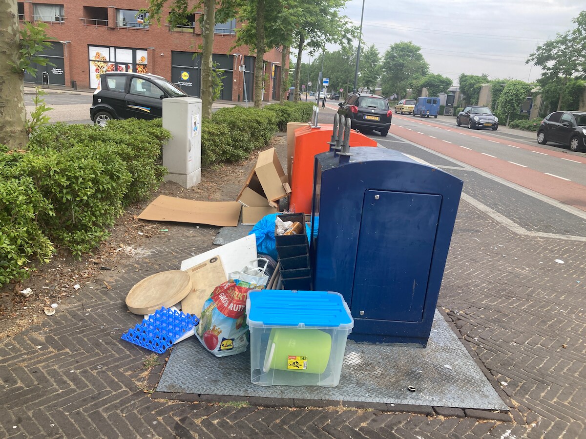 Echtpaar (85 en 82) uit Den Bosch krijgt twee afvalcontainers onder het slaapkamerraam en stapt ...