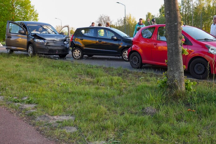Drie auto’s klappen op elkaar in Helmond, weg vol met glasscherven ...