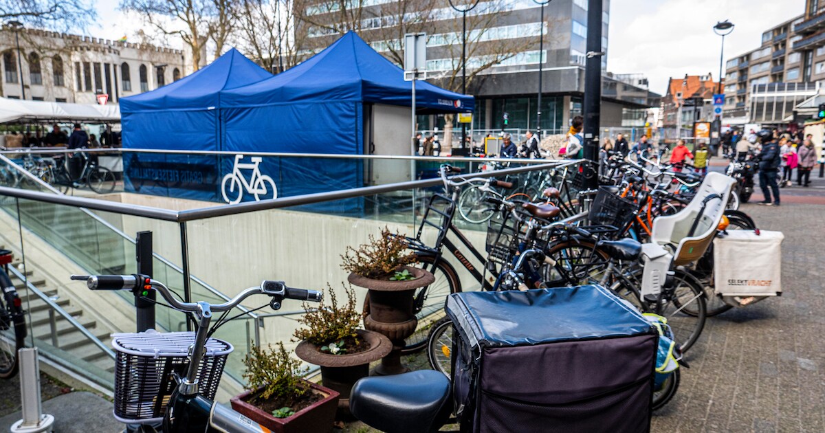 Fietsenchaos rond weekmarkt Koningsplein door verbouwing Stadskantoor 2 ...