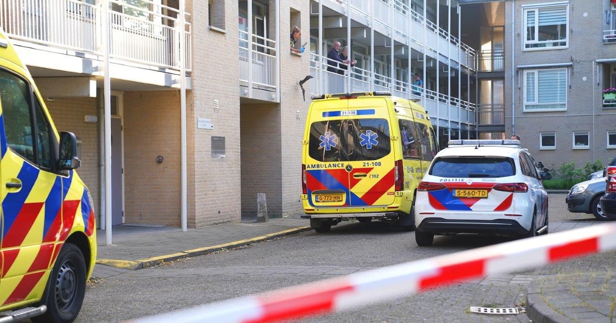 Onderburen bellen 112 als gewonde vrouw op het raam bonst na ...