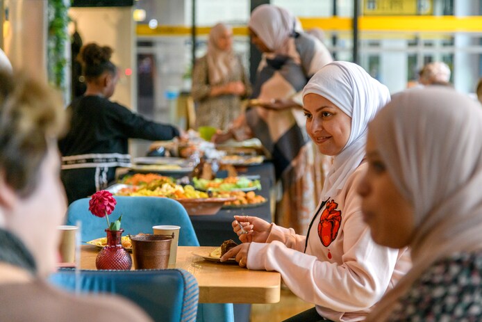 Waalwijkse wijk telt dertig nationaliteiten, met een wereldbuffet schep ...