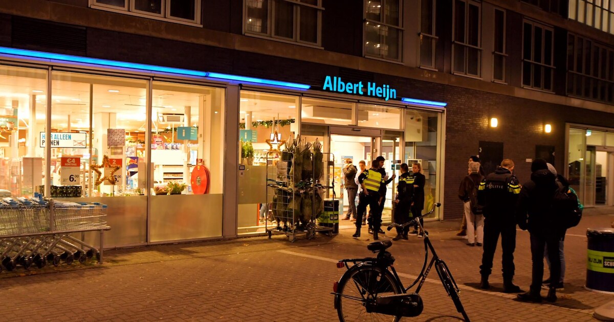 Overvaller dreigt in bijzijn van tientallen studenten met pistool in ...