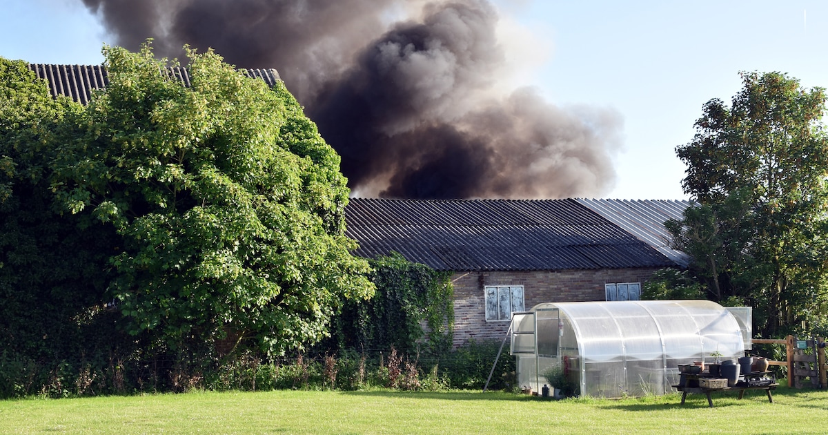 Tractorbrand in Well breidt uit naar loods, asbest vrijgekomen | Regio ...