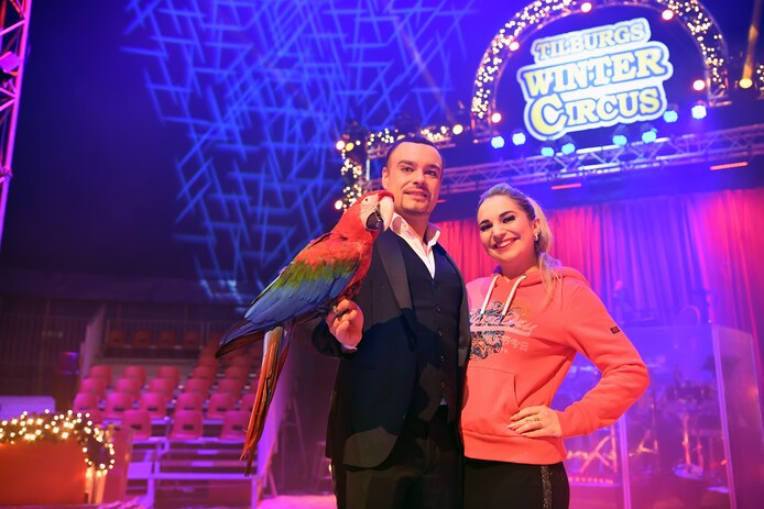 Circusartiest Kevin vroeg zijn vriendin in de ring van de tent ten ...