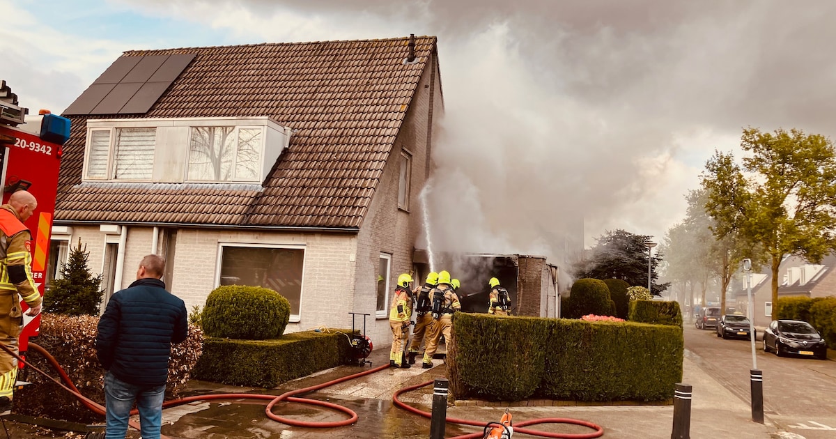 Garage aan huis in Riel volledig verwoest door brand, ook auto total ...