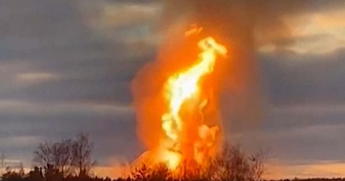 Beelden tonen gigantische toren van vlammen na ontploffing gasleiding ...