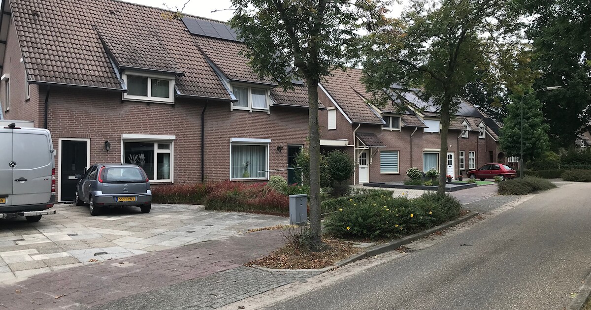Bewoners Bosberg Boekel protesteren tegen schrappen trottoir | Uden ...