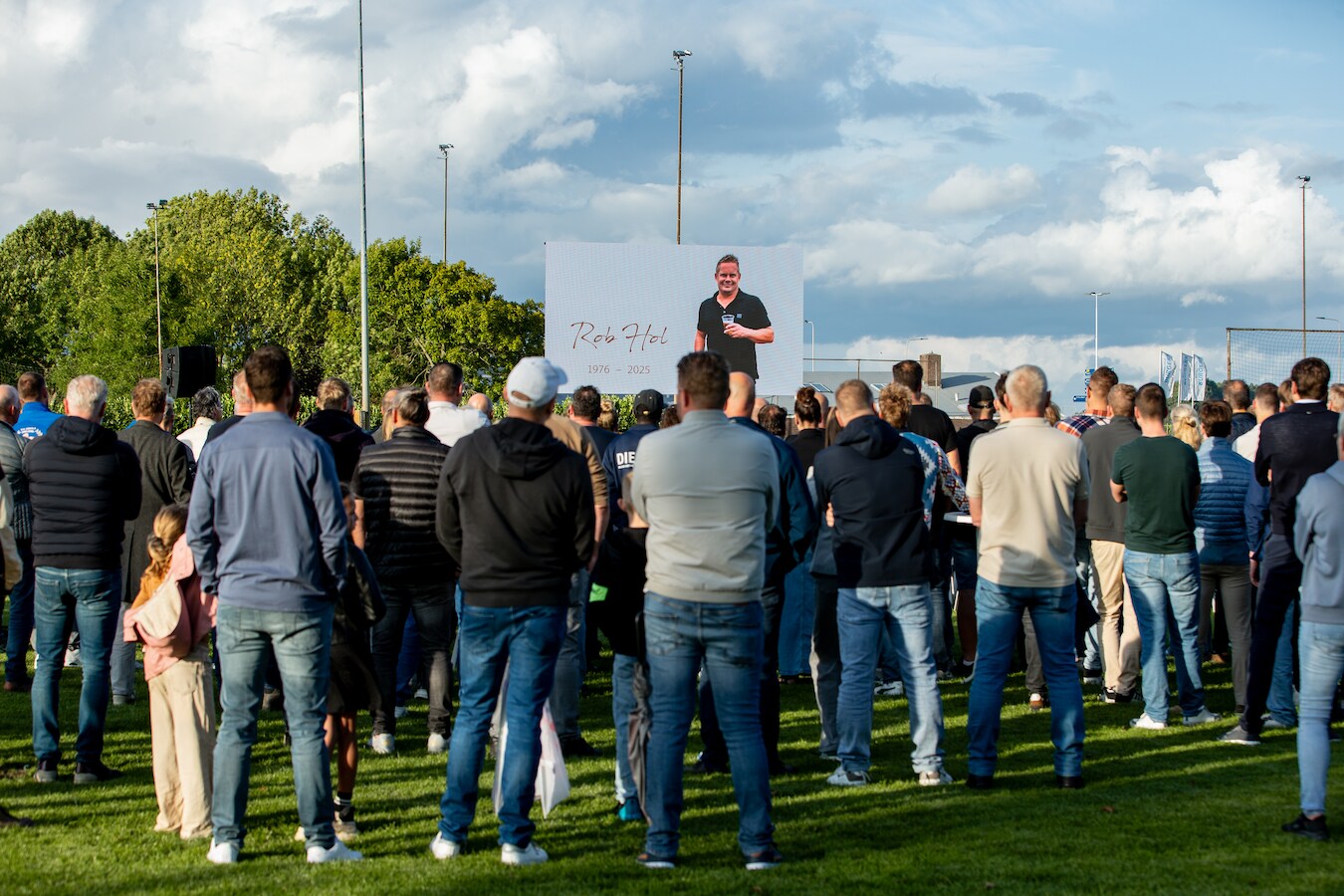 Dreumel neemt afscheid van Rob (48): ‘Drink er dit weekend eentje op ...