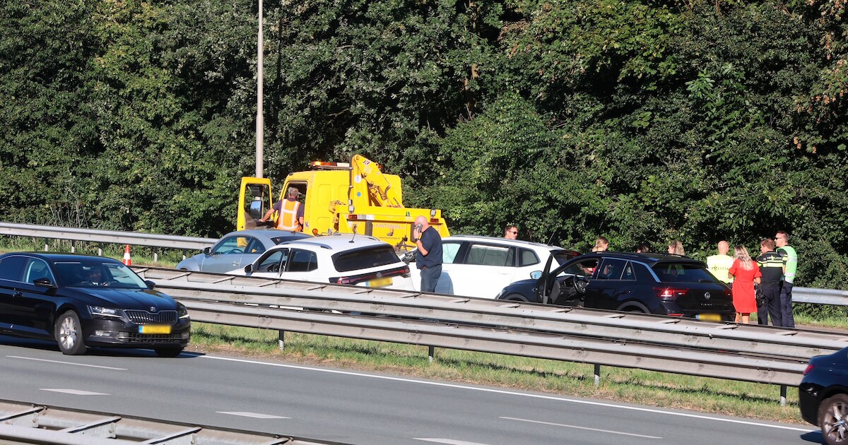 Hulpdiensten later bij ongeval op A59 omdat automobilisten langs file scheuren | Den Bosch | bd.nl