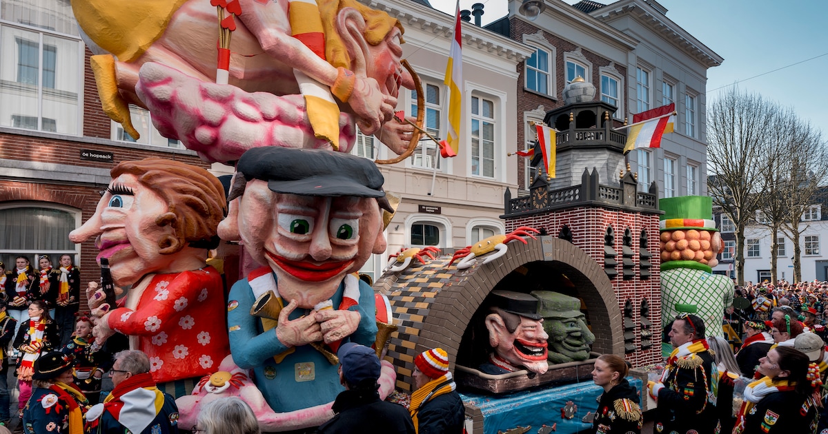 Toren Sint-Jan en Diezebrug van carnavalswagen De Krabkes dit jaar in ...