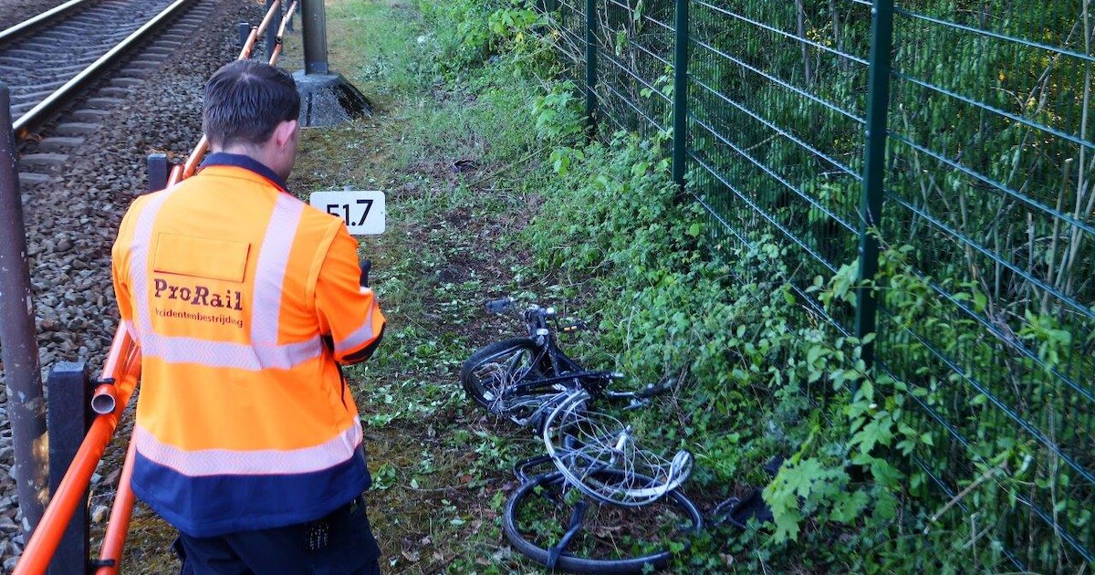 Trein rijdt gedumpte fiets aan op spoor bij station Vught | Vught | BD.nl