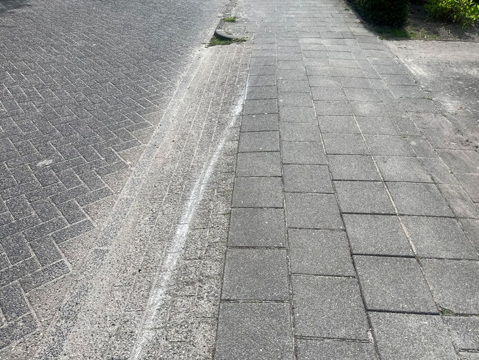 Leon schrikt wakker van knal en ziet dat zijn auto vol is geraakt ...