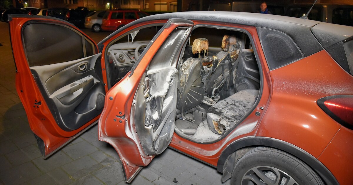 Binnenkant auto compleet verwoest door brand in Tilburg, politie gaat ...