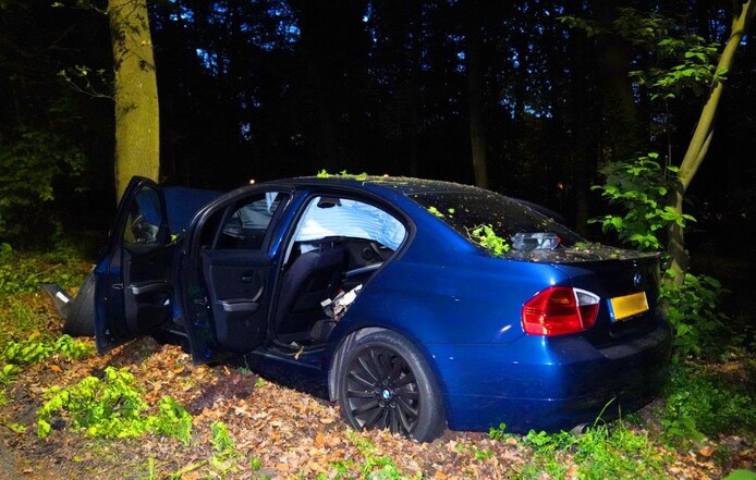 Auto botst tegen boom in Vught, traumahelikopter landt voor gewonde inzittenden | 112 nieuws ...