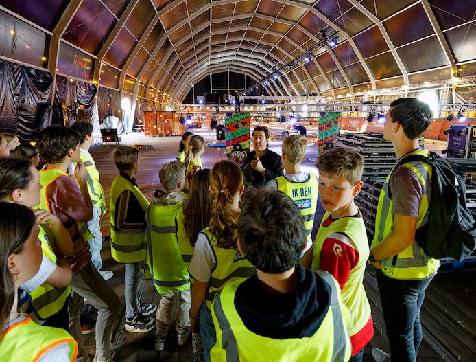 ‘In deze tent van Paaspop draait mijn oom, dj Deftige Dirk’; leerlingen ...