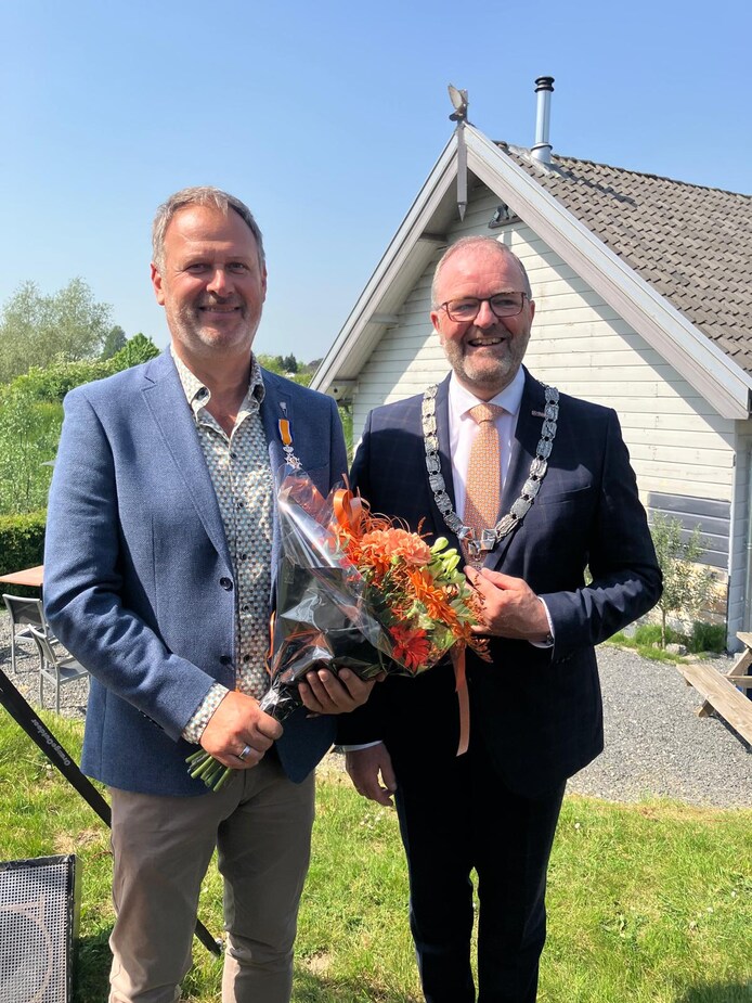 Koninklijke onderscheiding voor voorzitter Vliegeniersmuseum | West ...