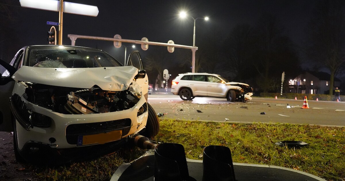Ravage op kruispunt in Dorst: alle stoplichten uitgevallen doordat auto paal ramt | Breda | bd.nl