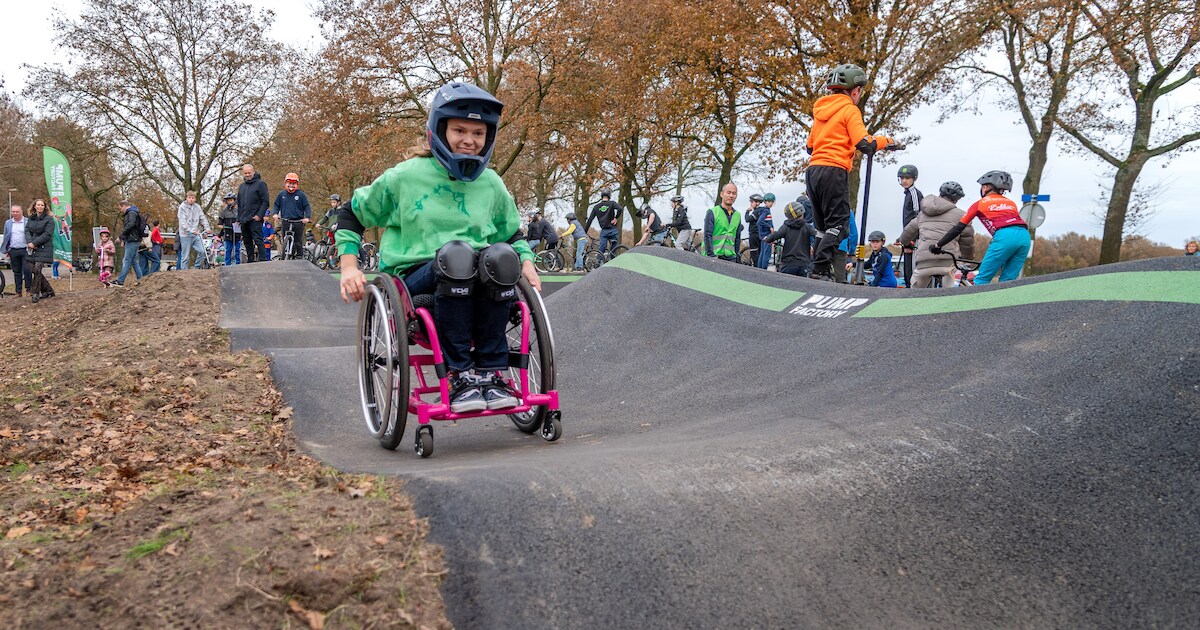 Met de rolstoel over hoge hobbels, Imke geniet van nieuwe pumptrack ...