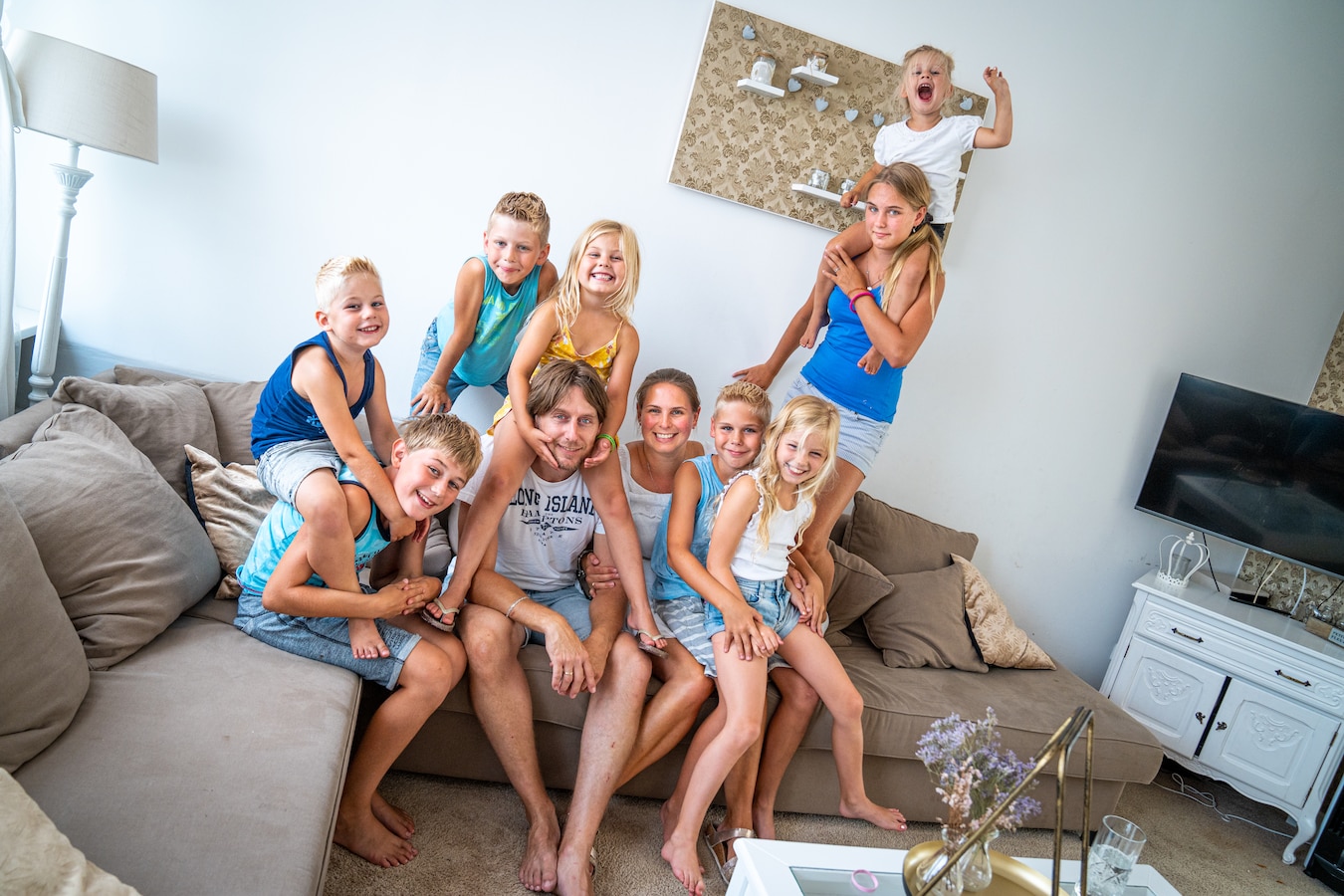 Thuis is waar Jozua en Jantina met hun acht kinderen samen zijn | Foto ...