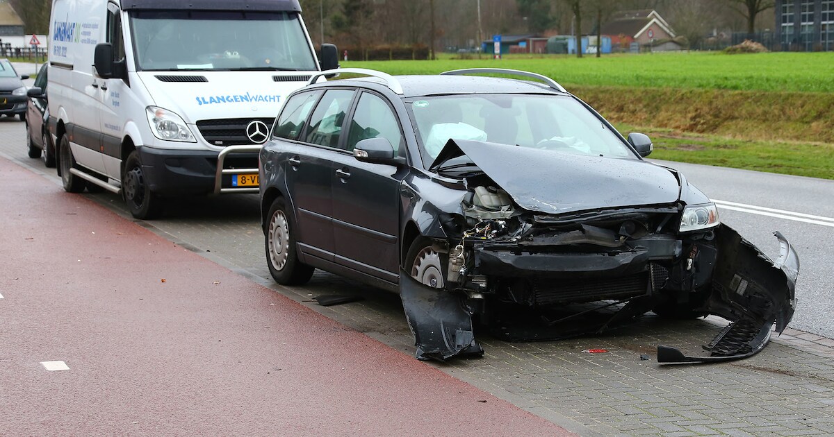 Automobilisten komen met de schrik vrij na fikse botsing in Berghem ...