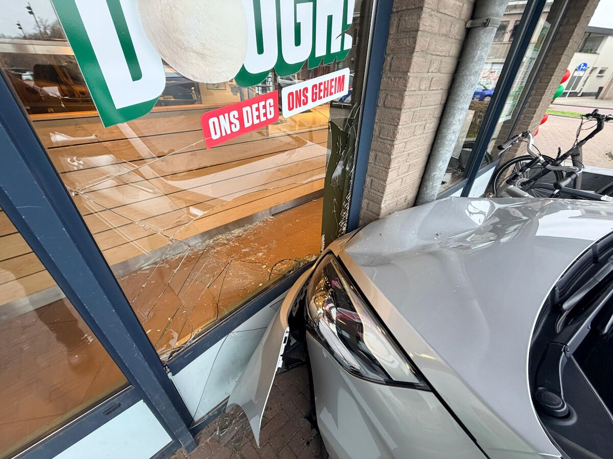 Oudere vrouw rijdt met auto tegen gevel van pizzazaak aan in Veghel ...