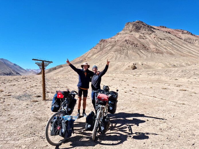 Thomas en Maarten fietsen tienduizend kilometer van Rosmalen naar China ...