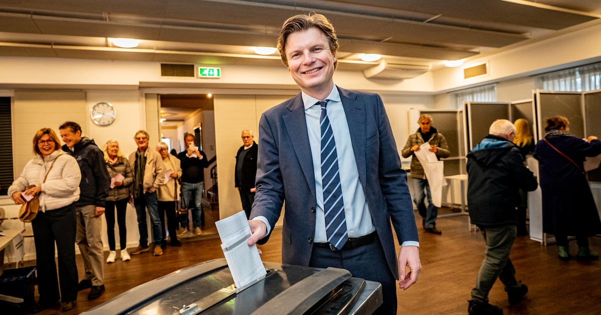 Minister Ruben Brekelmans (VVD) brengt stem uit in eigen Oisterwijk ...