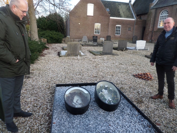 Bijzondere graftrommels op begraafplaats Babyloniënbroek in ere ...