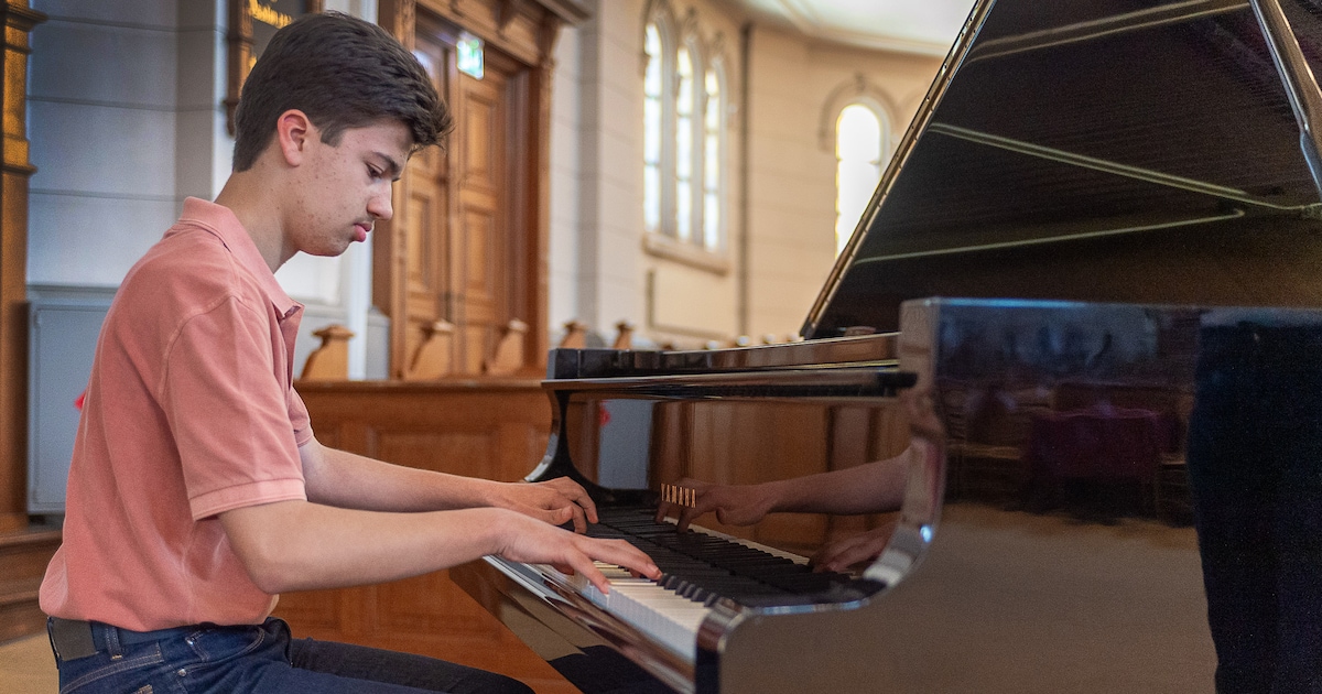 1200 plekken en maar 5 tickets verkocht: 14-jarige pianist uit Den ...