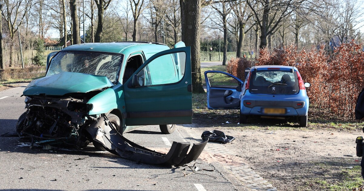 Drie gewonden bij frontale botsing tussen twee auto’s in Erp ...