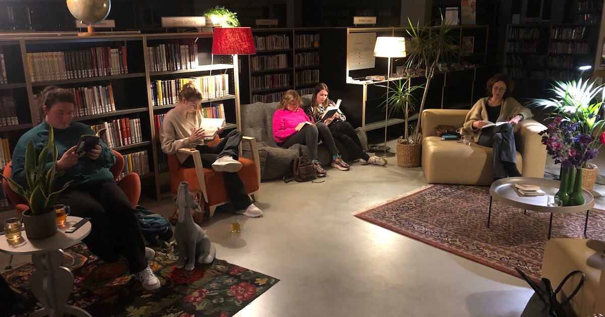 Samen heel stil lezen in een huiselijke bibliotheek: ‘Onder een ...