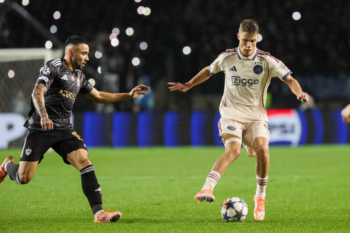 Ajax viert feest in Bakoe: Amsterdammers slaan in slotfase toe en ...