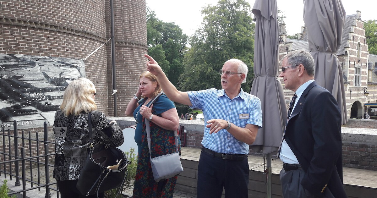 Bill Burd bezoekt Kasteel Heeswijk waar zijn vader sneuvelde | Bernheze ...